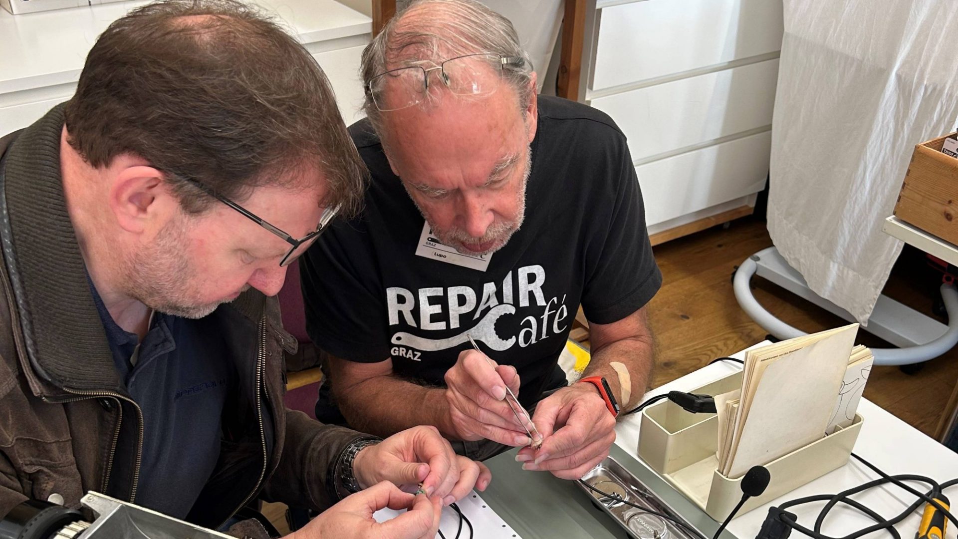 Reparieren statt wegwerfen – Helvetia und RepaNet reparieren gemeinsam ...